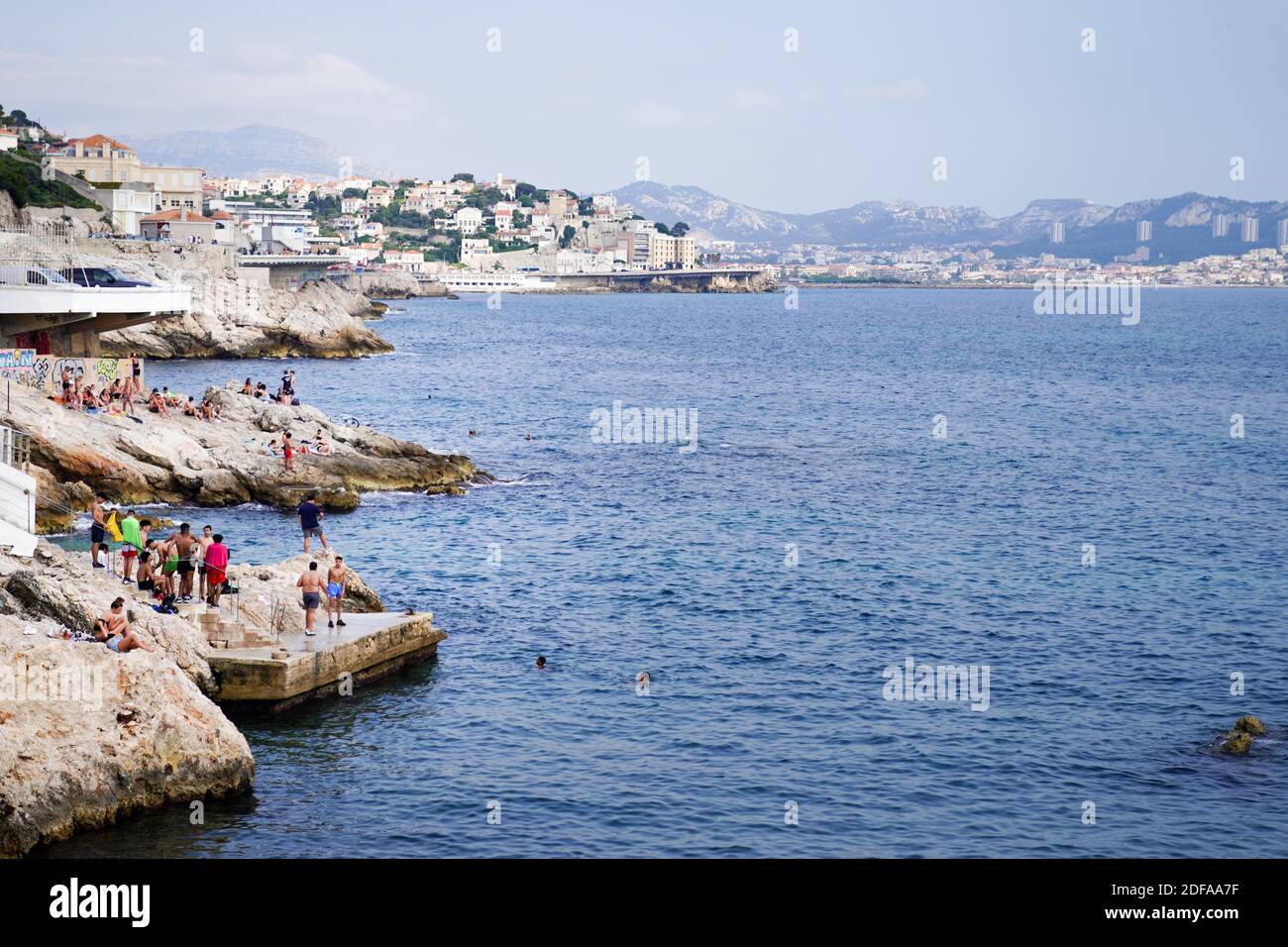 Malgré la fermeture des plages de Marseille, les gens de Marseille se ...