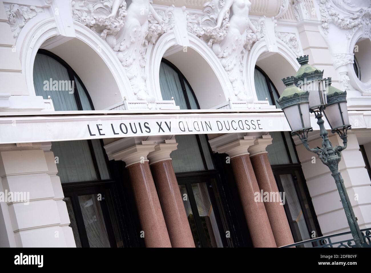 Une vue générale montre le restaurant Louis XV Alain Ducasse à l'Hôtel ...