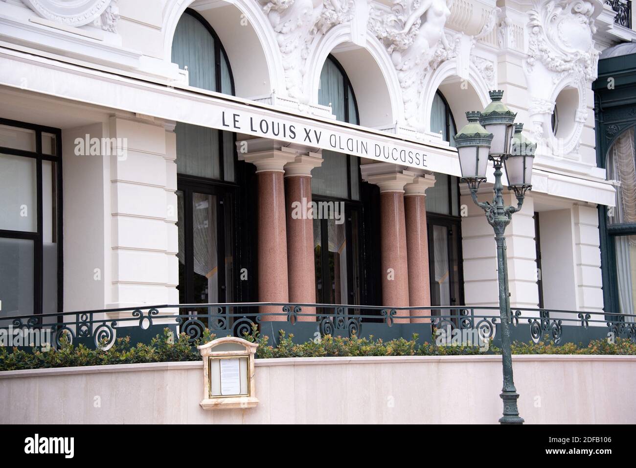 Une vue générale montre le restaurant Louis XV Alain Ducasse à l'Hôtel ...