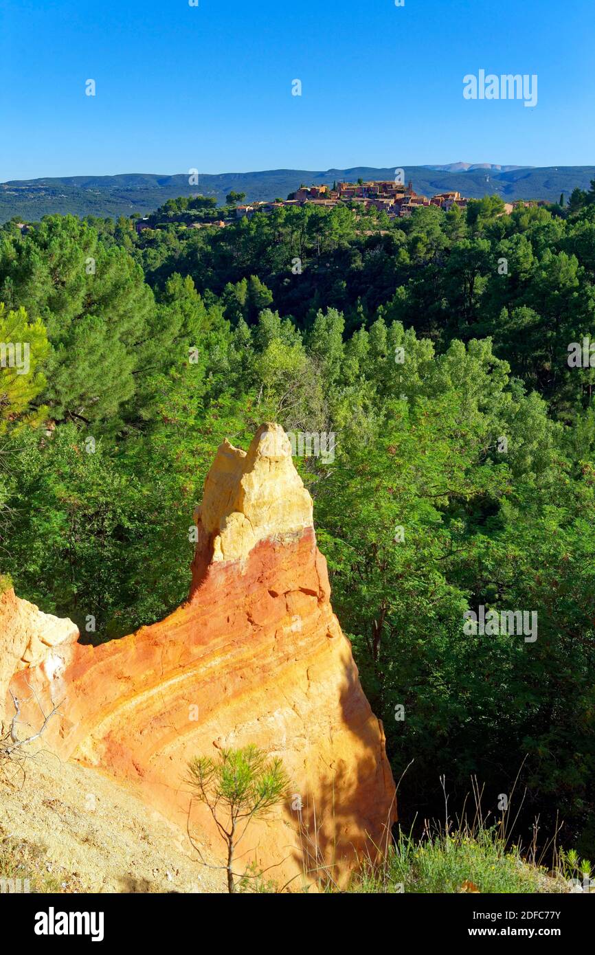 France, Vaucluse, Parc naturel régional du Luberon, Roussillon, classé ...