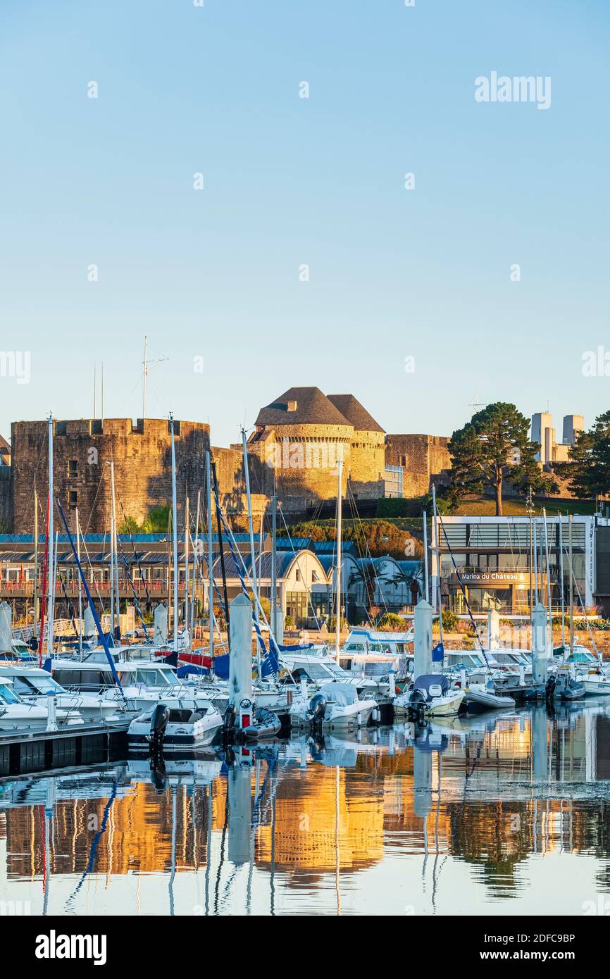 France, Finistère, Brest, le port de plaisance et le château de Brest ...