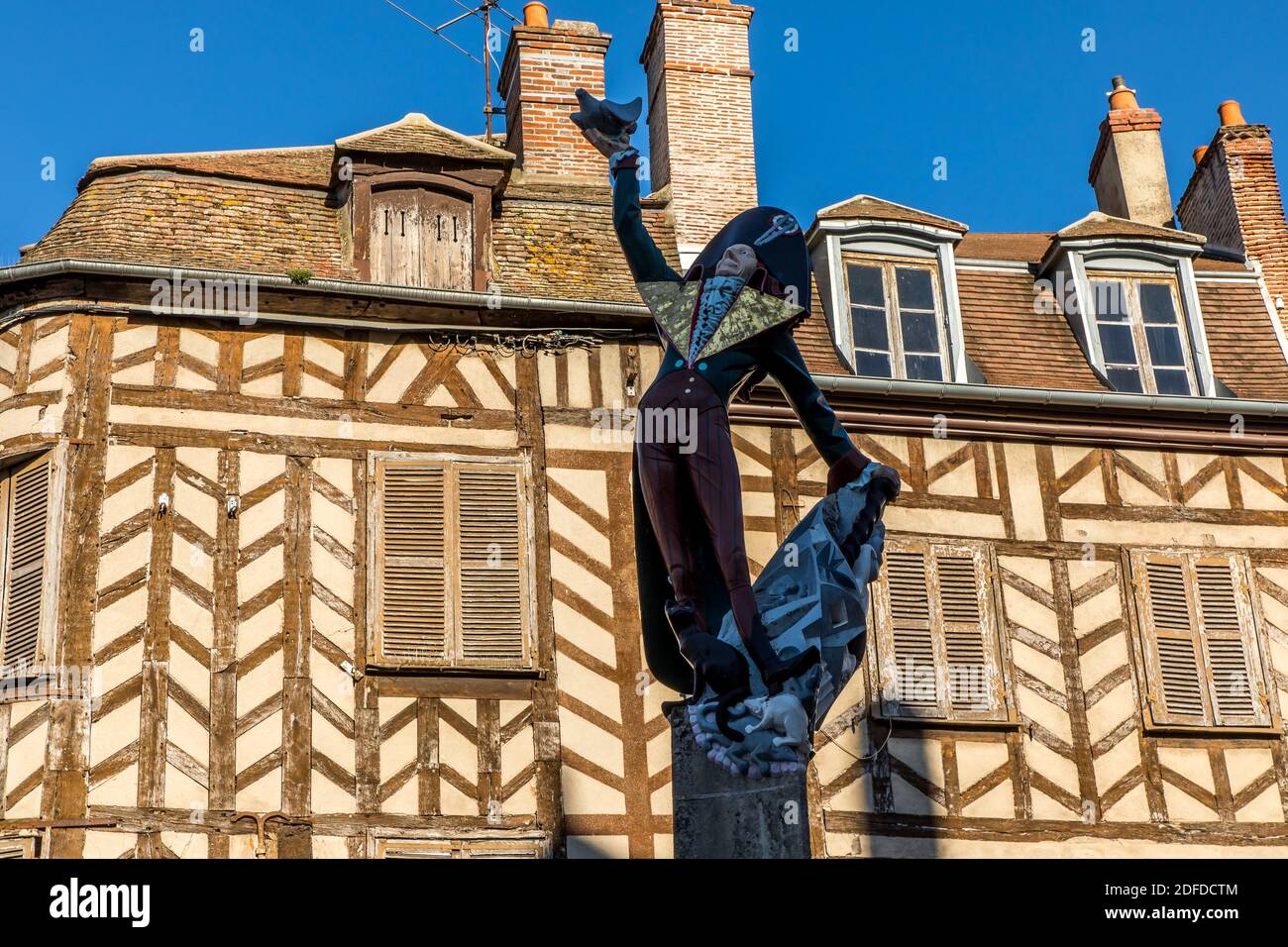 STATUE DU CADET ROUSSEL ET MAISONS À COLOMBAGES, AUXERRE, YONNE ...