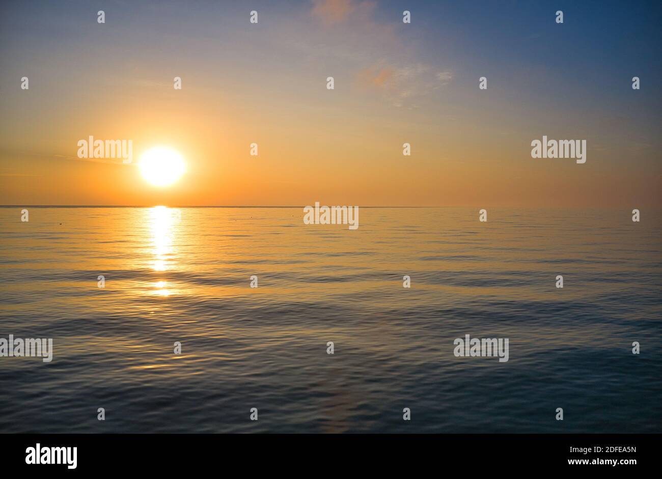 Vue aérienne sur les vagues sur la plage de sable. Vagues de mer sur la ...