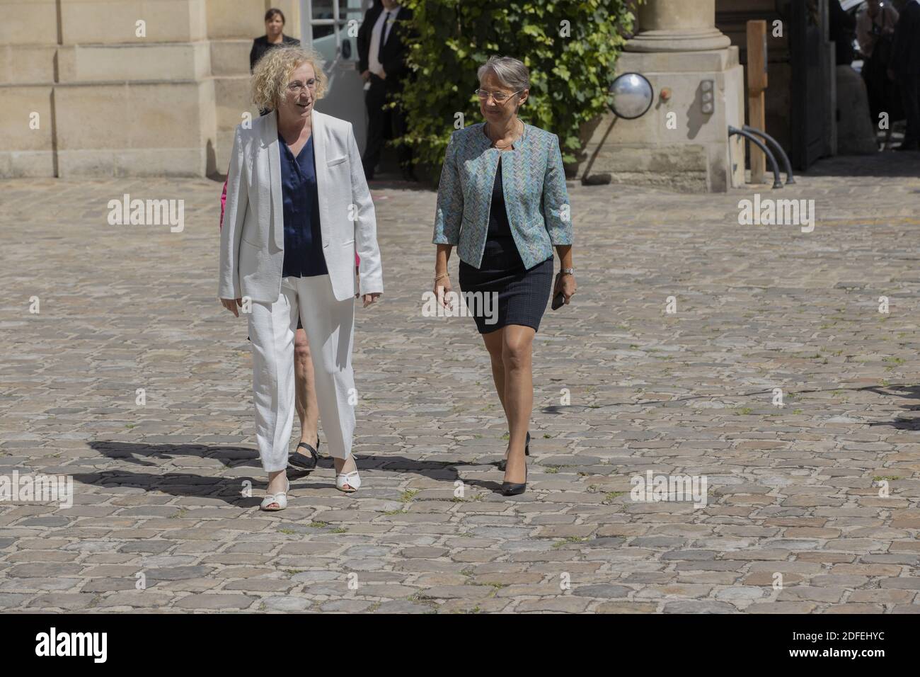 Brigitte klinkert et Elisabeth borne arrivent au ministre du travail ...