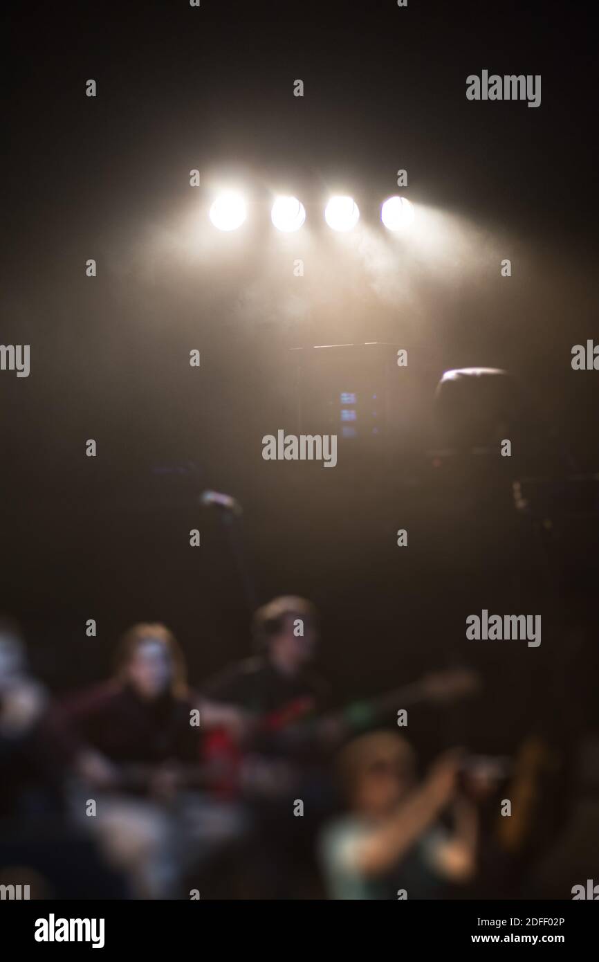 scène du théâtre, éclairée par des spots et de la fumée avant la ...