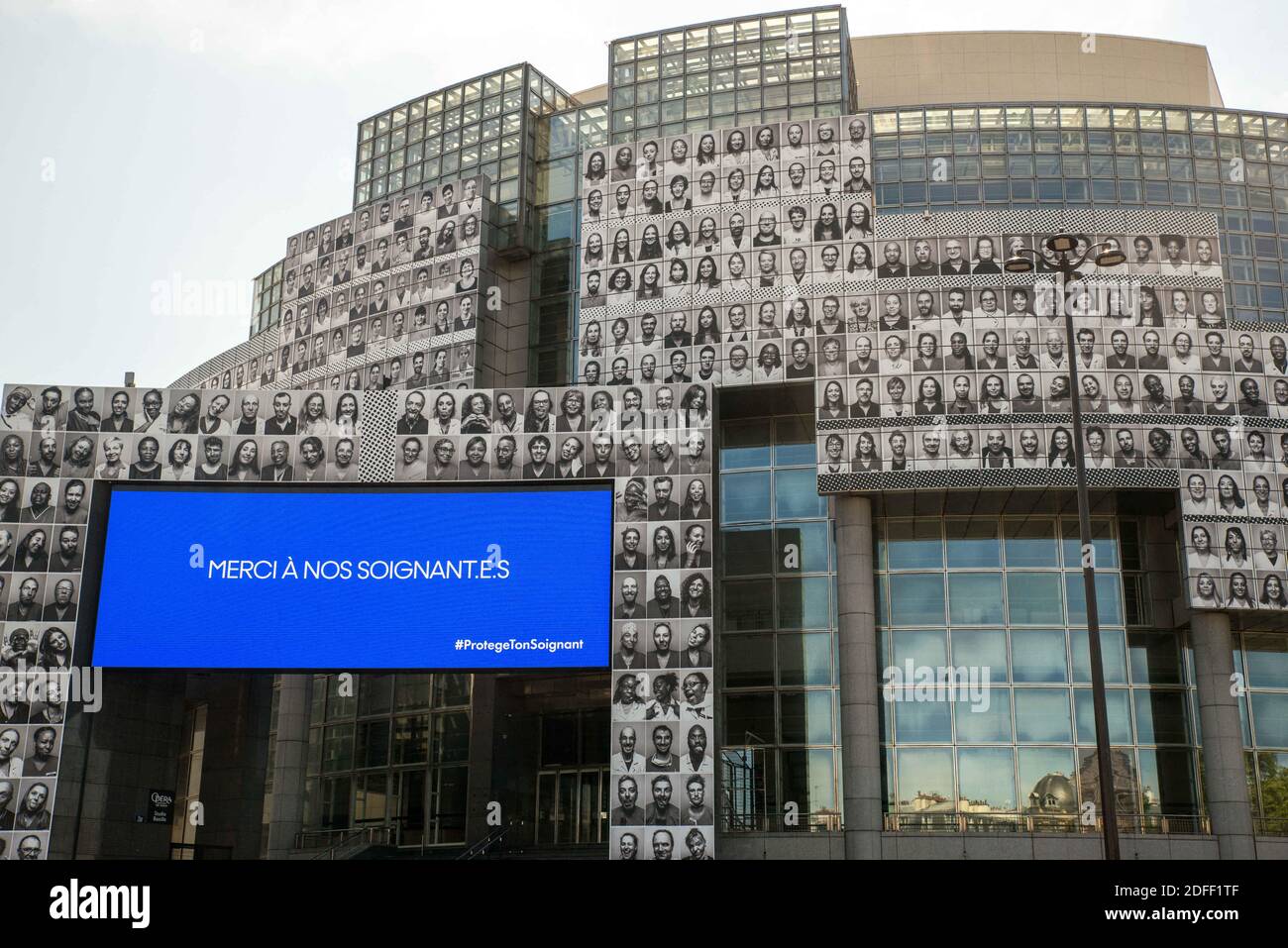 L'artiste de rue JR, en collaboration avec le collectif Protégez votre ...