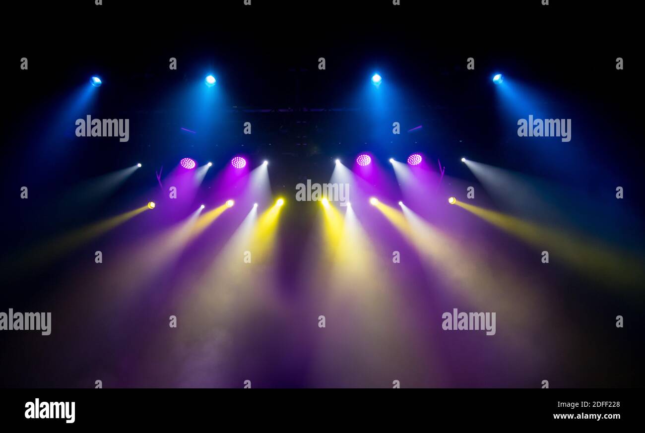 scène du théâtre, éclairée par des spots et de la fumée avant la ...