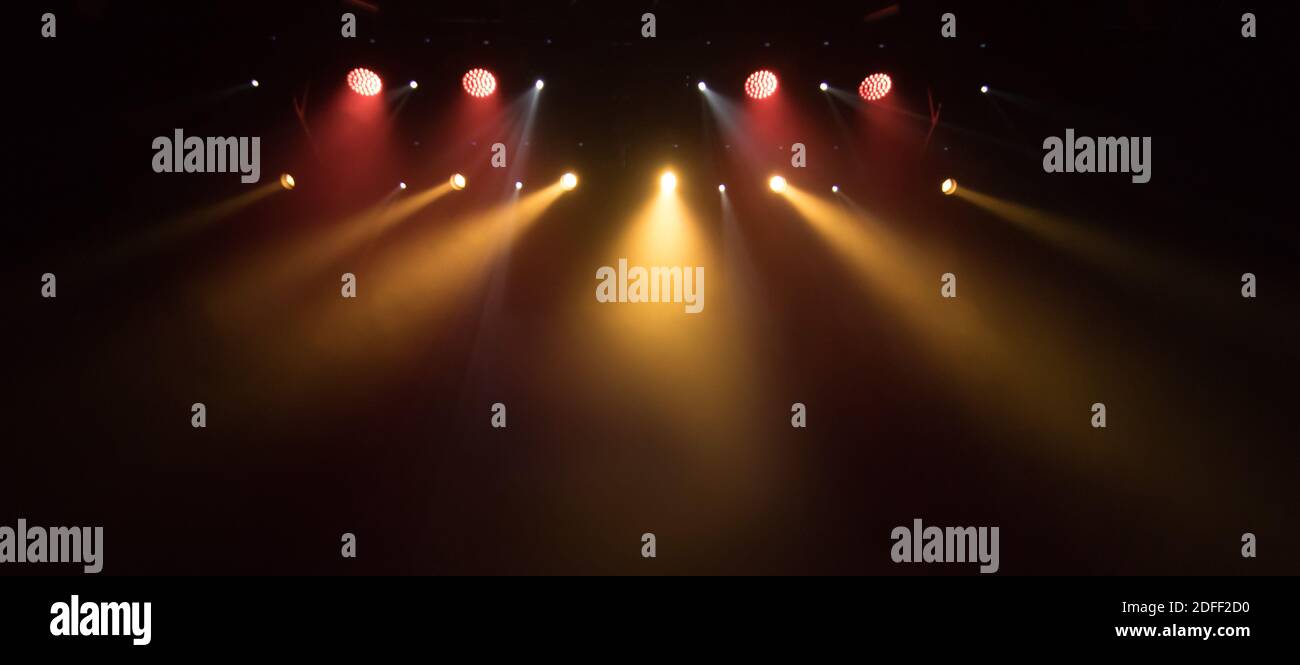 scène du théâtre, éclairée par des spots et de la fumée avant la ...