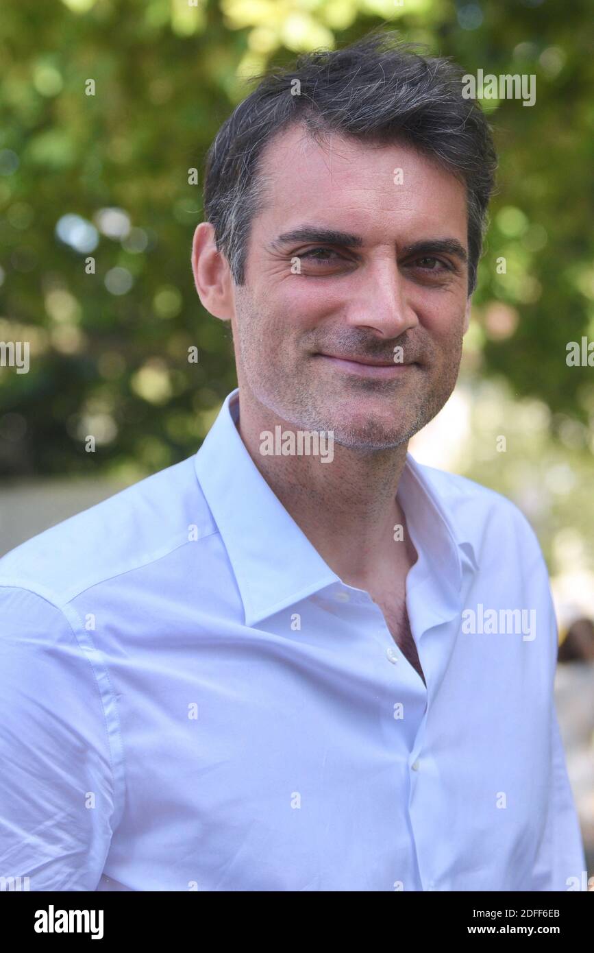 L'acteur Gil Alma (nos Chers voisins, Vilaine) pose pour des photos ...