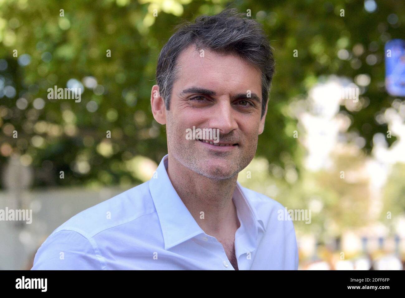 L'acteur Gil Alma (nos Chers voisins, Vilaine) pose pour des photos ...