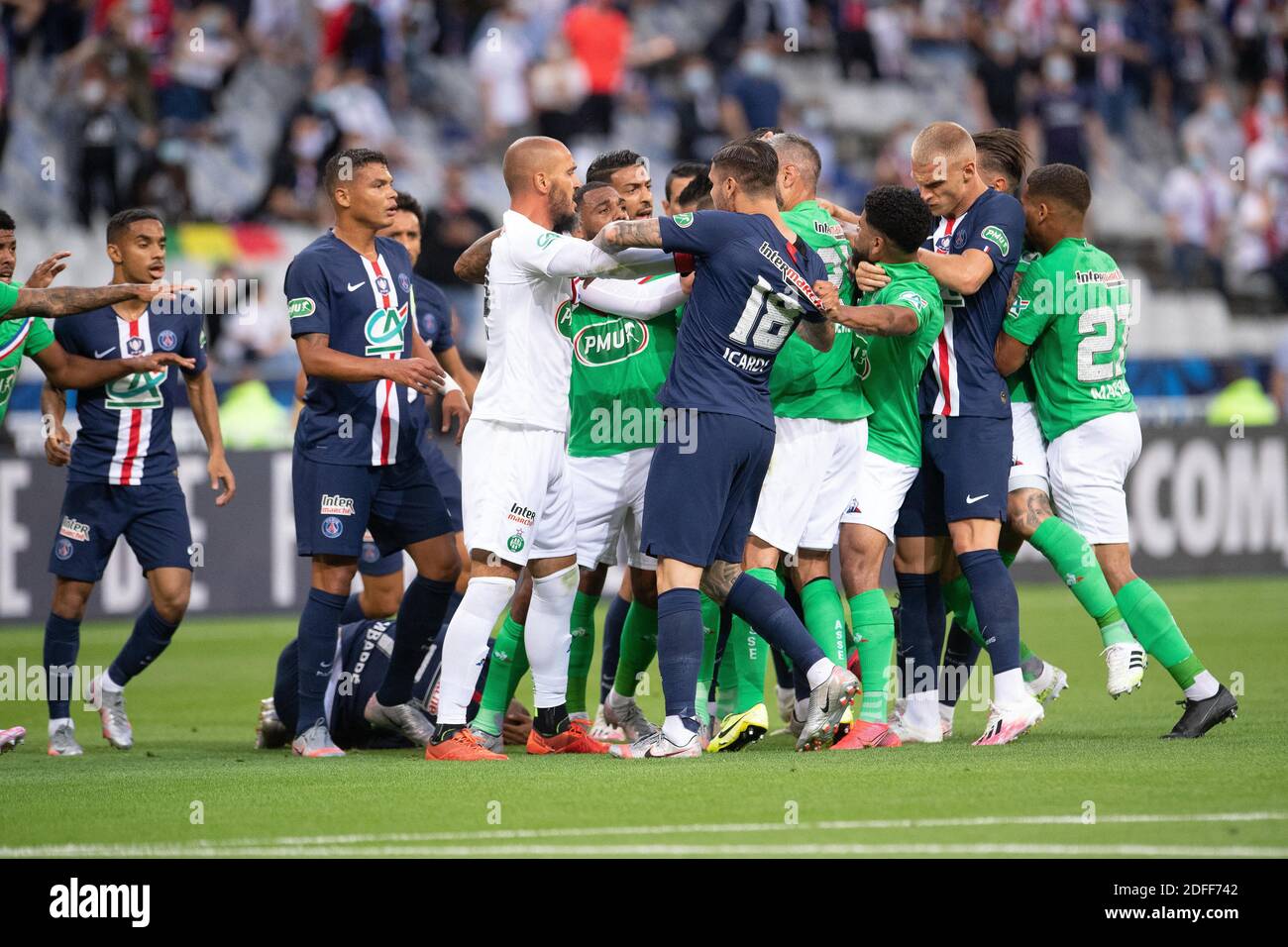 Les Joueurs Saffrontent Lors De La Finale De La Coupe Française Entre