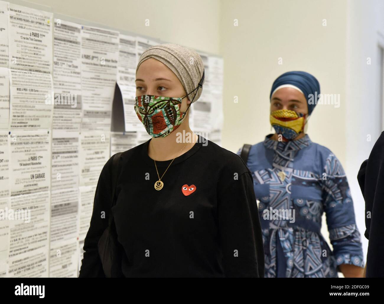 La femme et la fille de Tariq Ramadan, Iman et Maryam Ramadan, arrivent ...