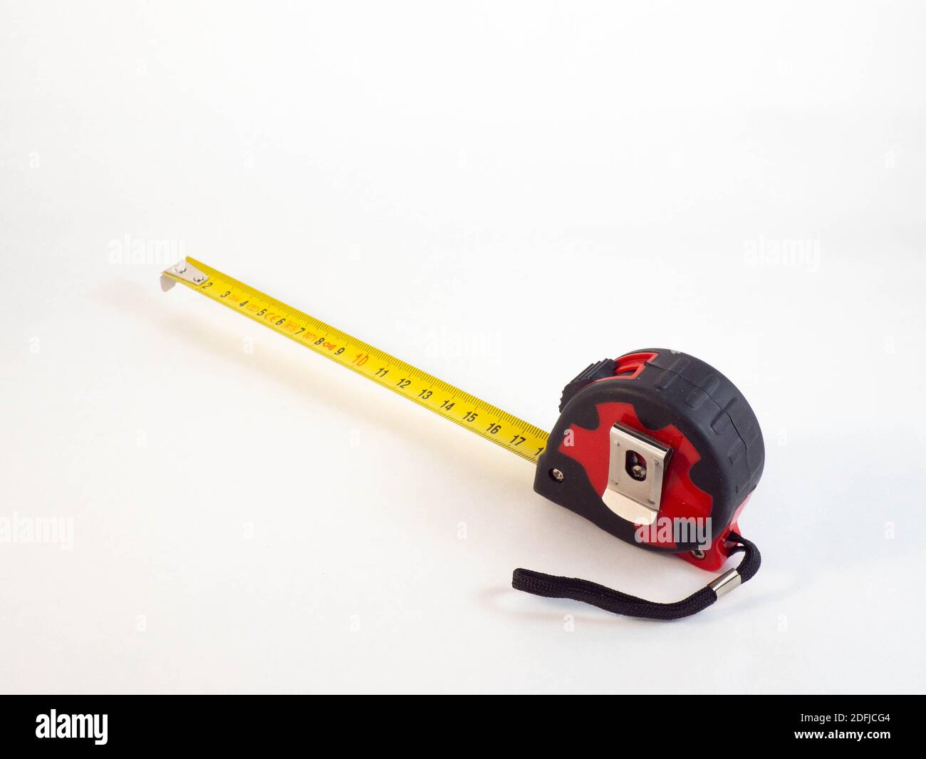 Un décimètre double qui est bloqué sur 20 centimètres, et une règle ...