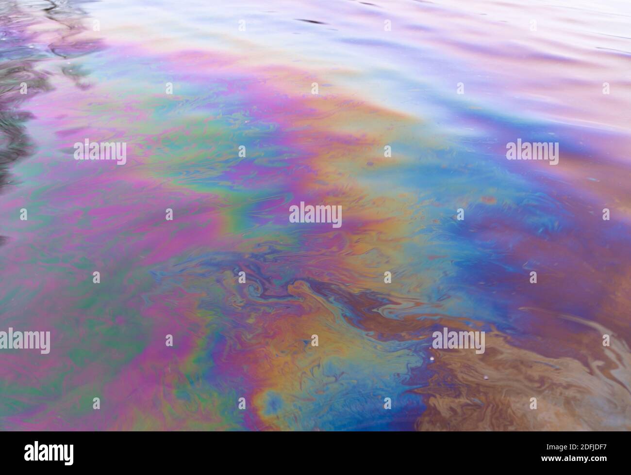 Pollution de l'eau par l'essence. Catastrophe écologique. Le carburant ...