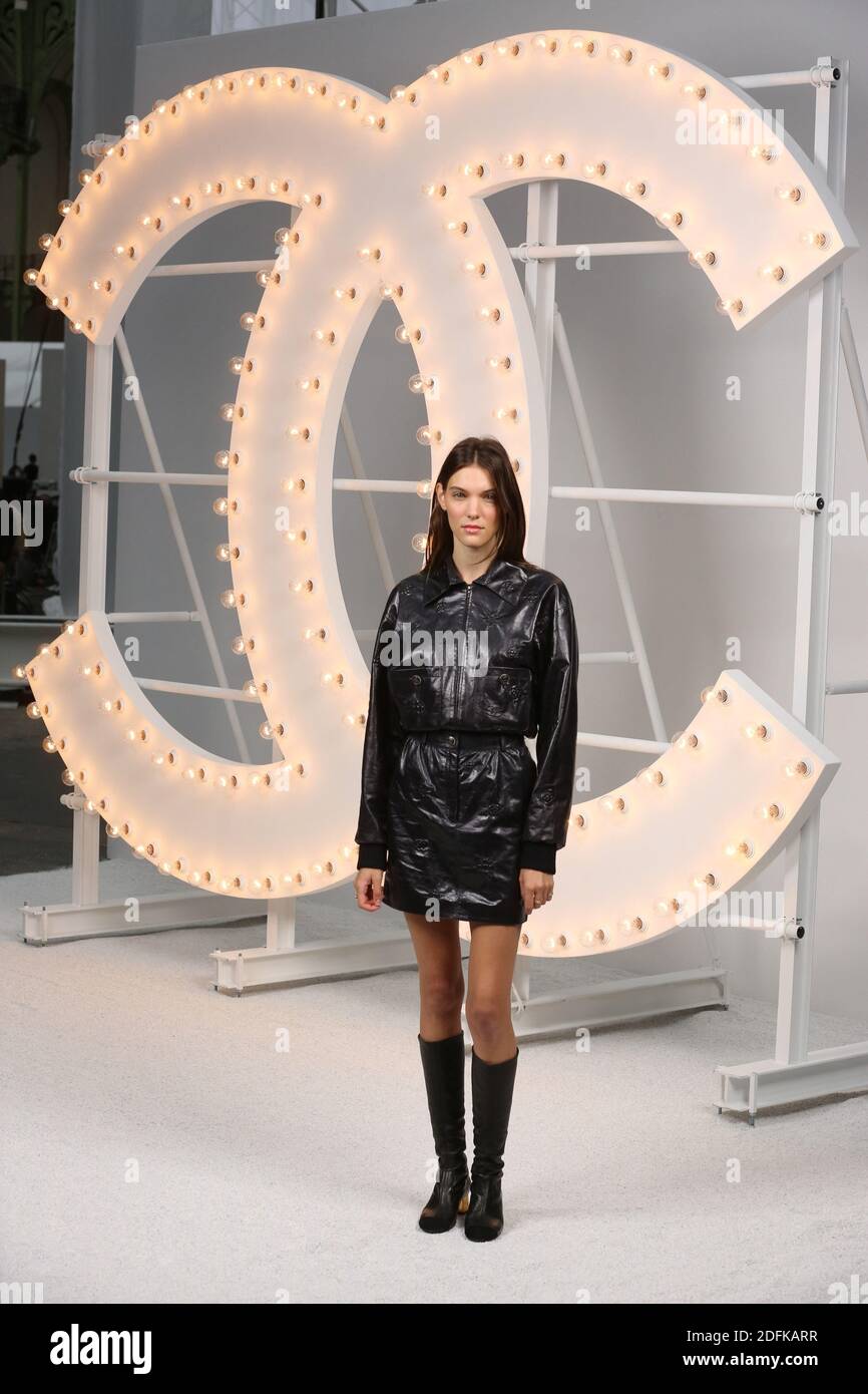Charlotte Cardin assiste au photocall Chanel lors de la semaine de la ...