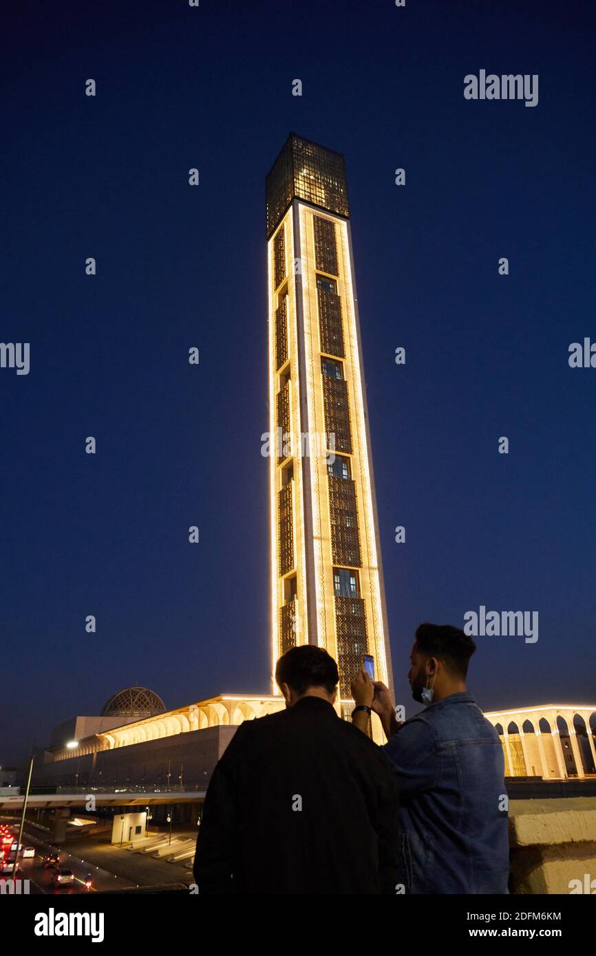 Une vue de nuit de l'extérieur de la Grande Mosquée le 31 octobre 2020 ...