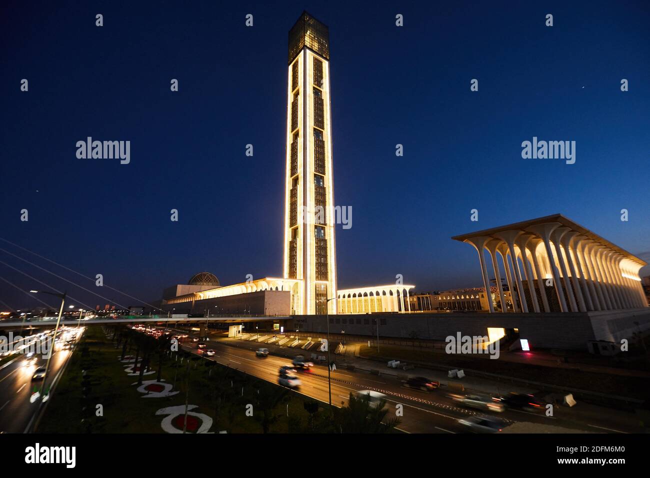 Une vue de nuit de l'extérieur de la Grande Mosquée le 31 octobre 2020 ...
