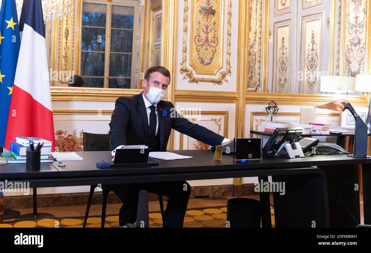 Le président français Emmanuel Macron dans son bureau parle au ...