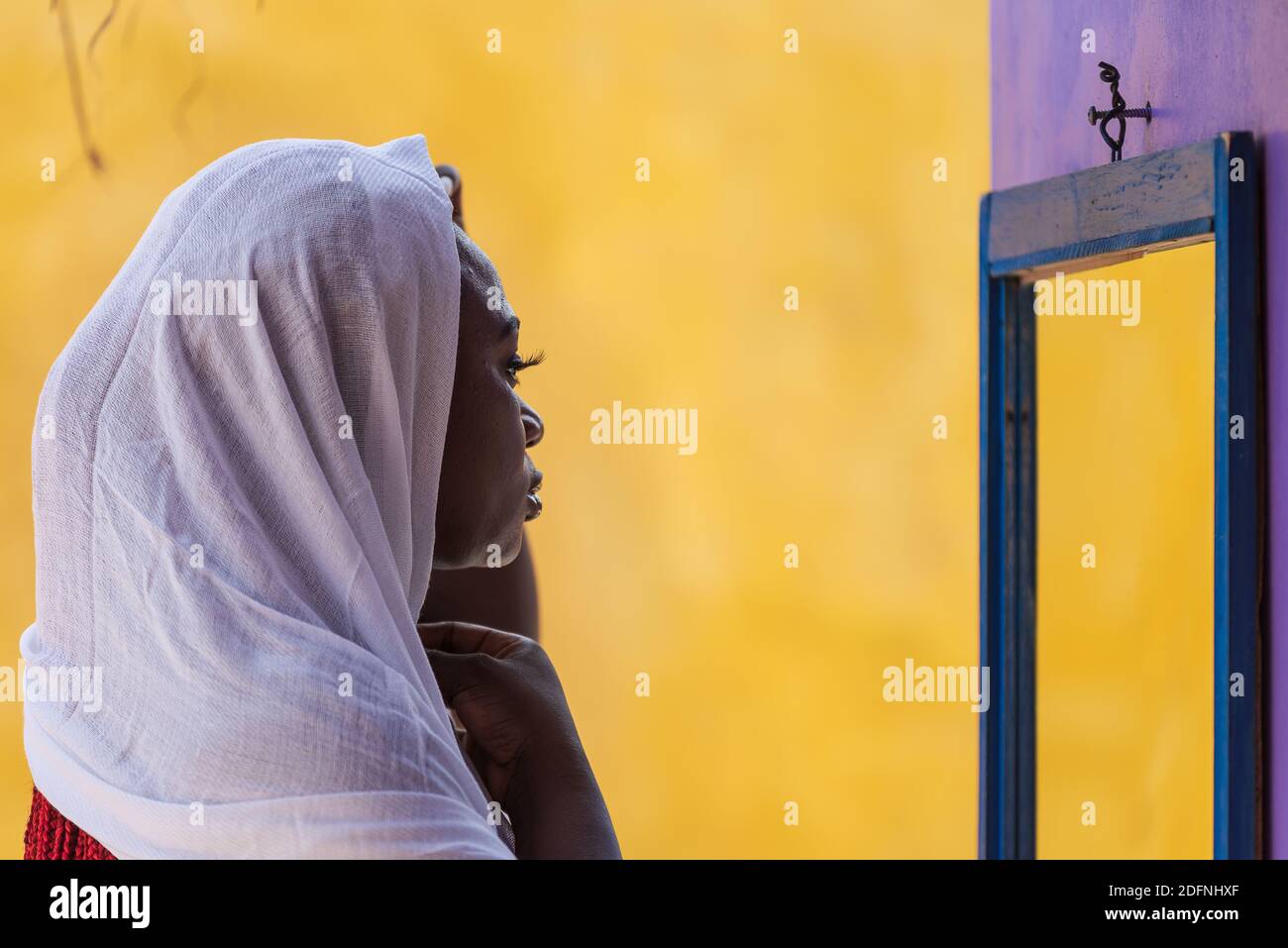 Femme debout devant un miroir Banque de photographies et d’images à haute résolution - Alamy