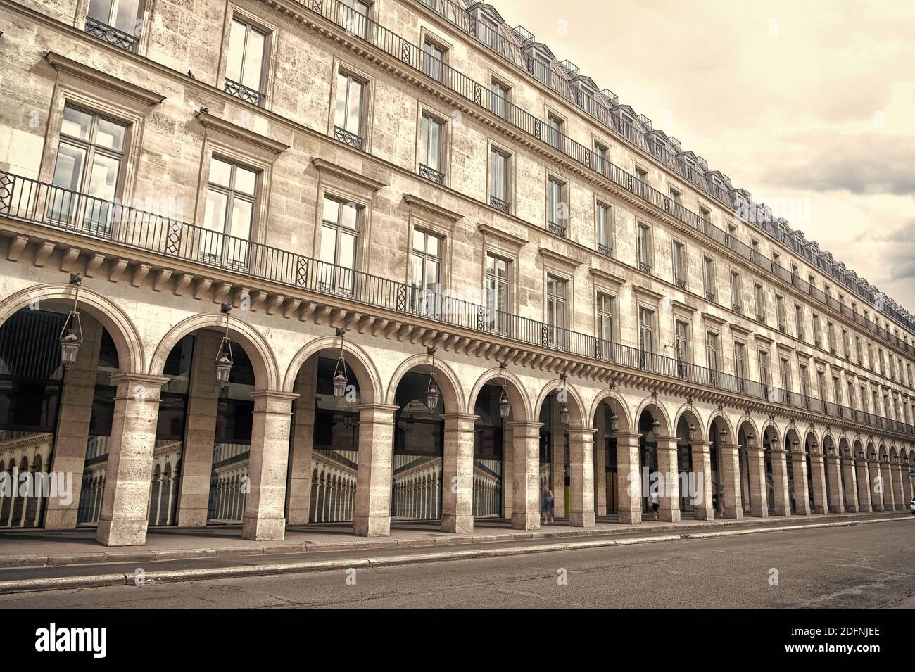 Structure de style classique. Palais avec structure en forme d'arche ...