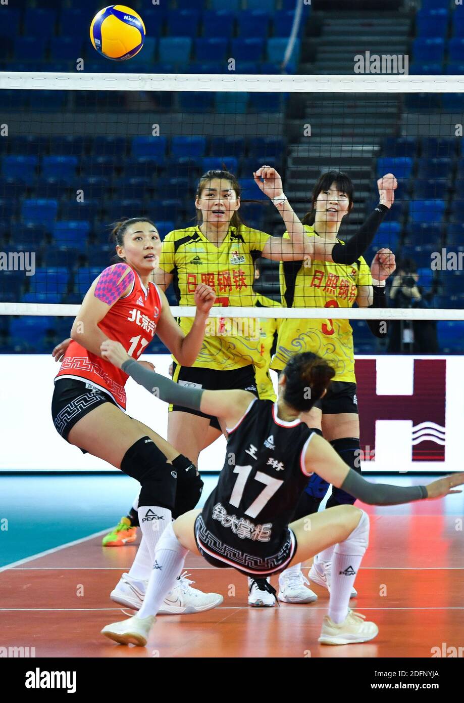 Jiangmen, province chinoise de Guangdong. 6 décembre 2020. Wang Lin (avant) de l'équipe de Pékin ...