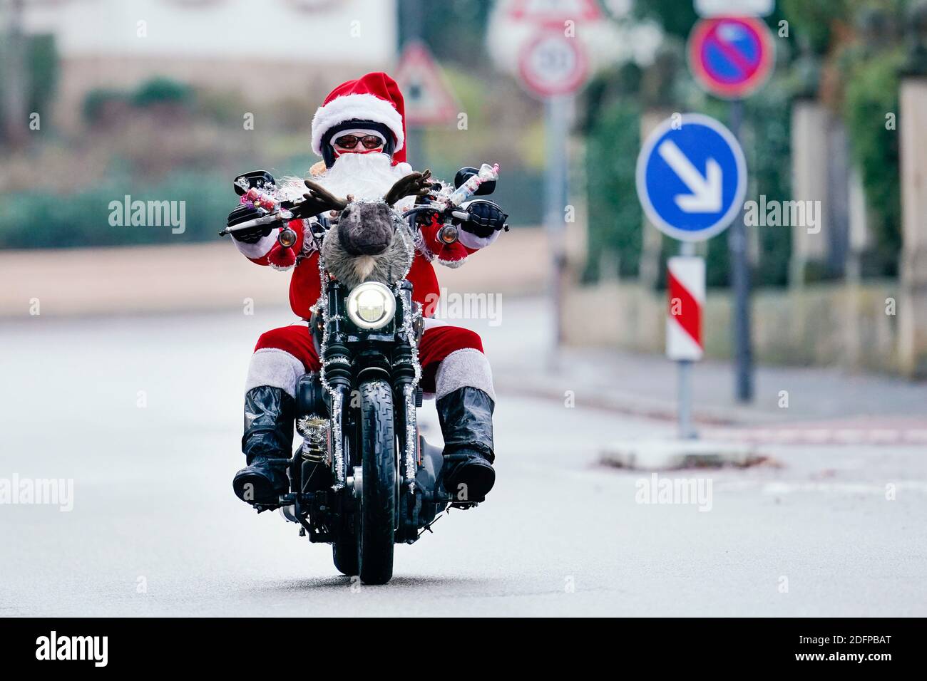 Santa claus on a harley davidson Banque de photographies et d’images à ...