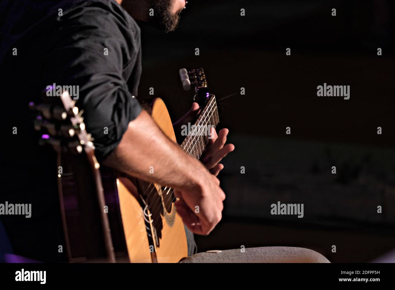 Gros plan des mains sur les cordes d'une guitare Banque de ... Gros plan des mains sur les cordes d'une guitare Banque de ...
