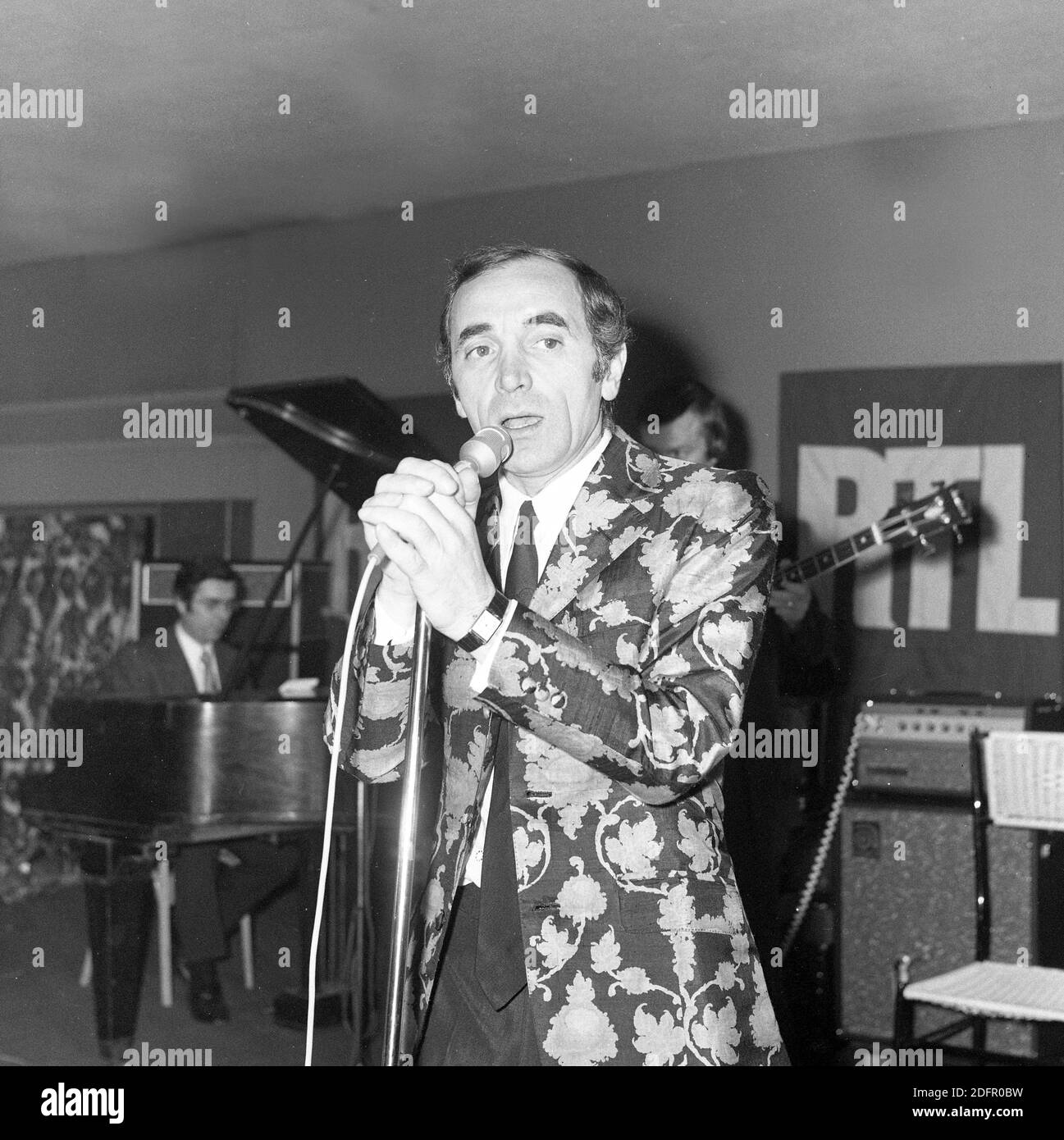 Charles aznavour et sa fille Banque de photographies et d’images à ...