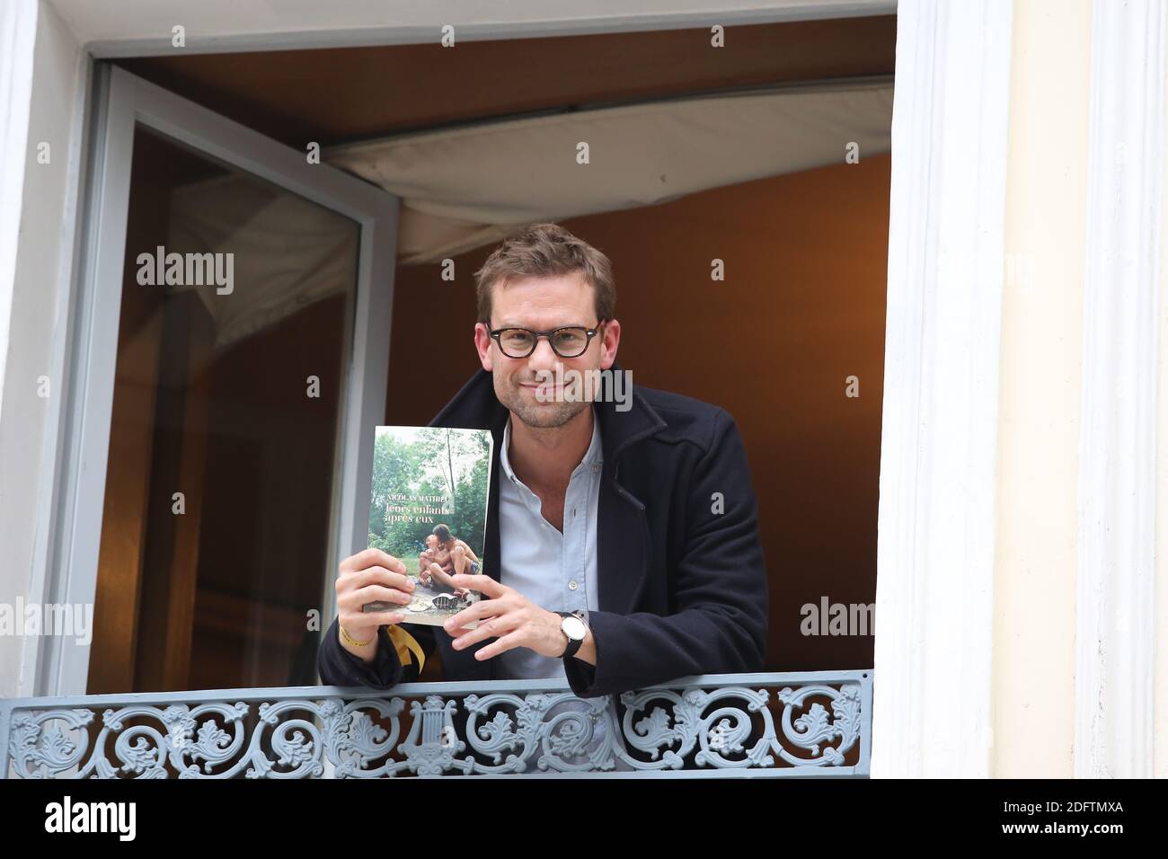 L'écrivain français Nicolas Mathieu pose avec son livre "les enfants ...