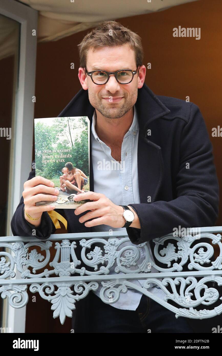 L'écrivain français Nicolas Mathieu pose avec son livre "les enfants ...