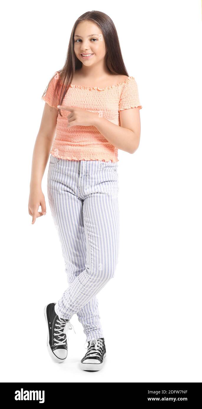 Une jeune fille adorable qui pointe sur un fond blanc Photo Stock - Alamy