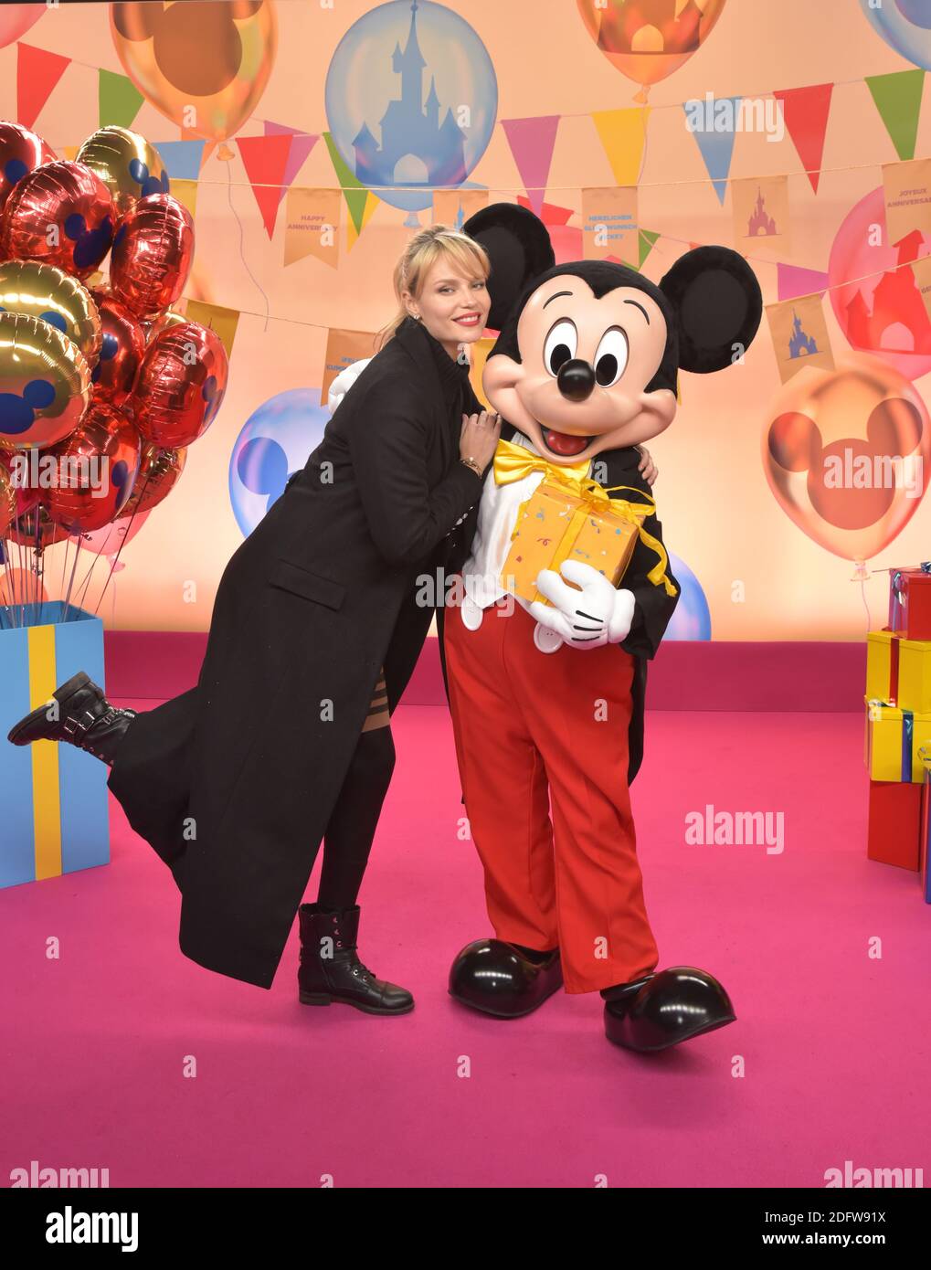 Natasha Poly participe à l'événement « Joyeux Mickey » à Disneyland ...