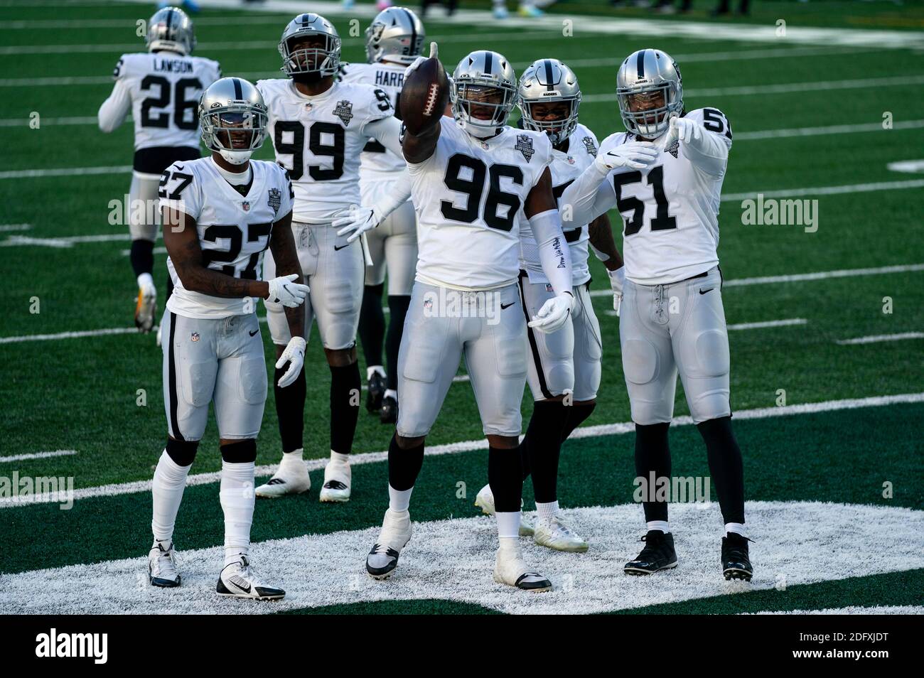 Le 6 décembre 2020, la défense des Raiders de Las Vegas Clelin Ferrell ...