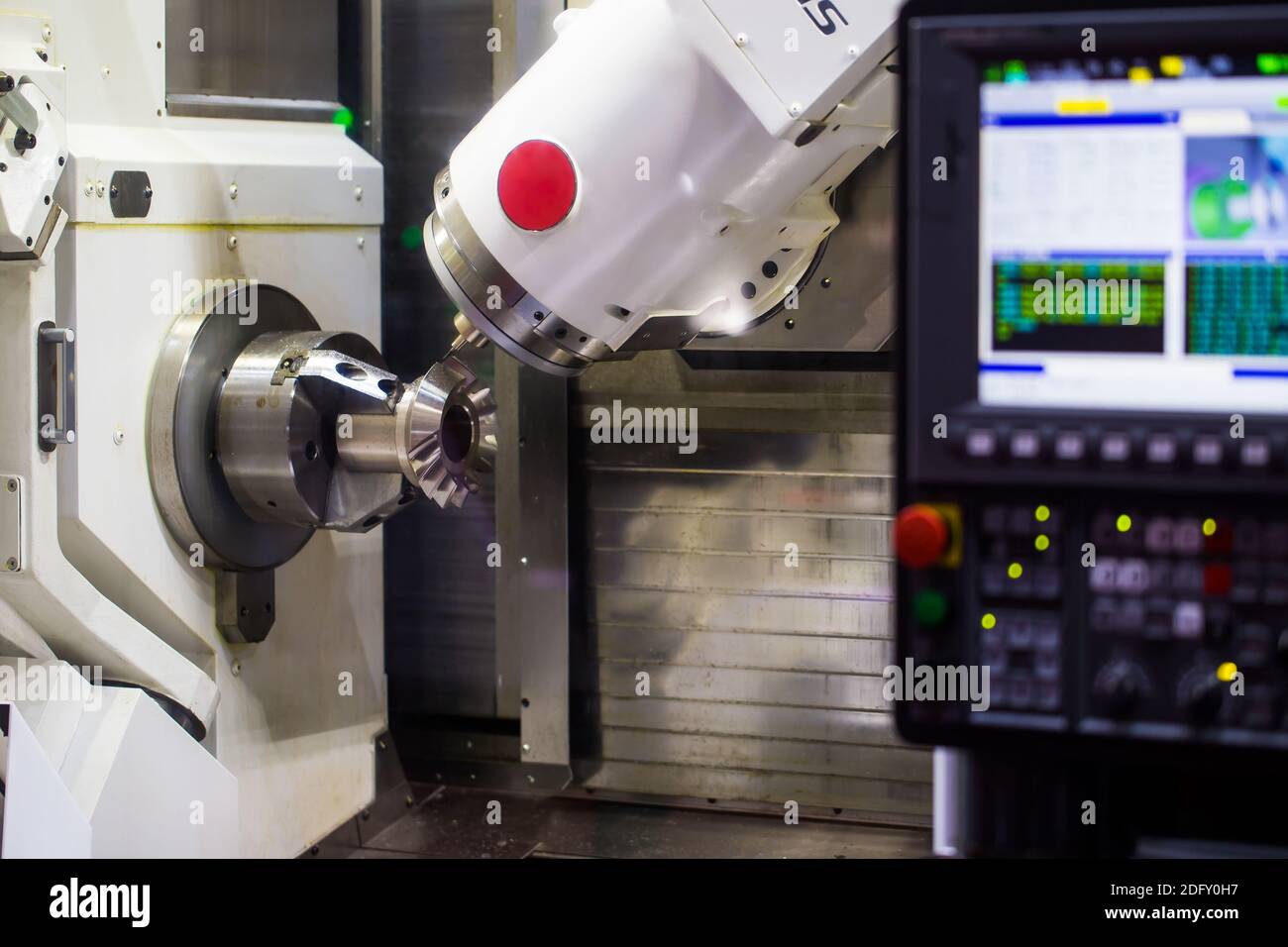 Machine de fraisage ou de tournage CNC coupant un pignon conique avec ...