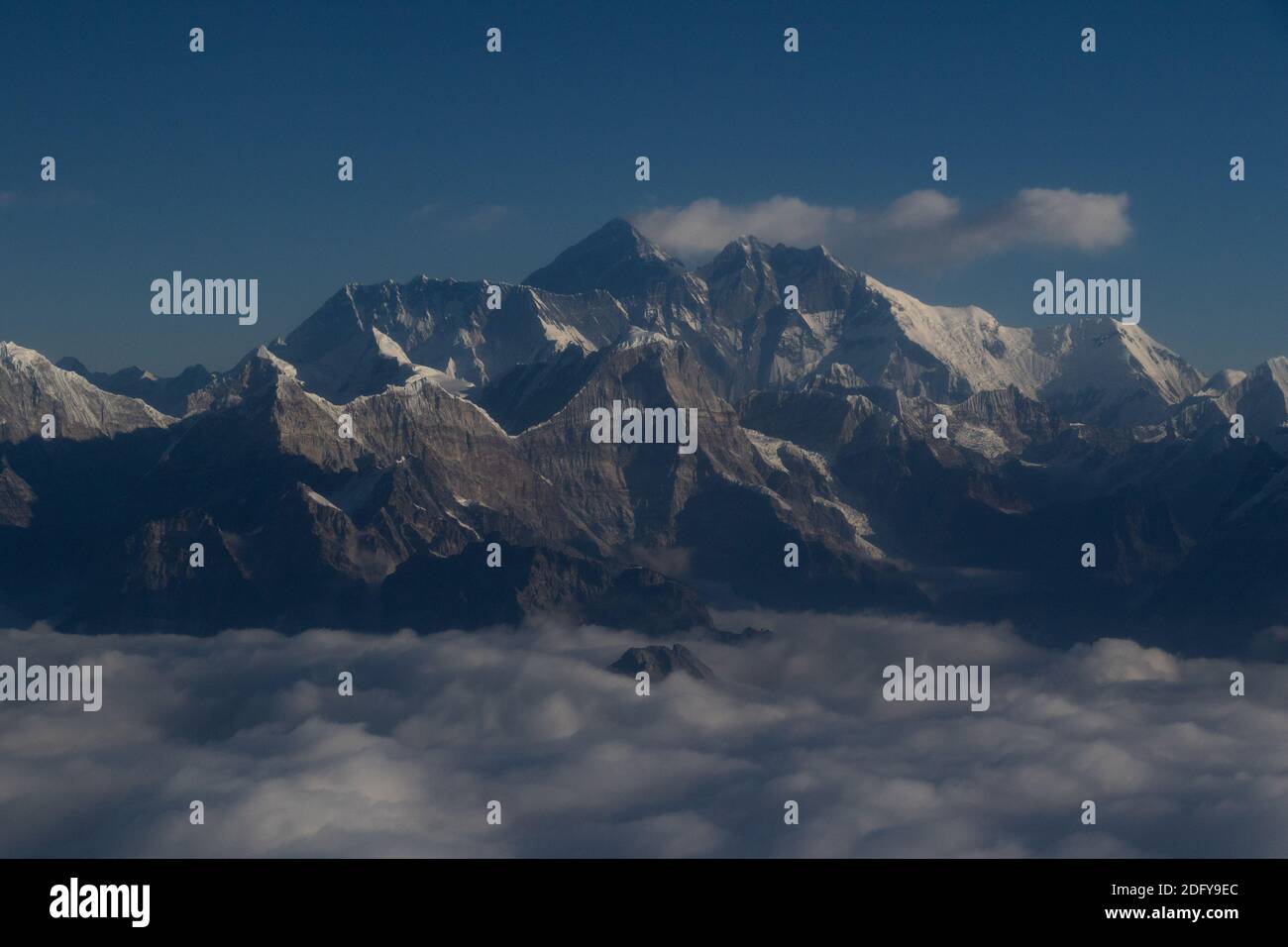 Nouvelle hauteur du mont everest Banque de photographies et d’images à ...