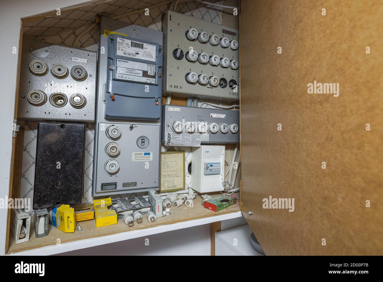 Old fashioned electrical fuse box Banque de photographies et d’images à ...