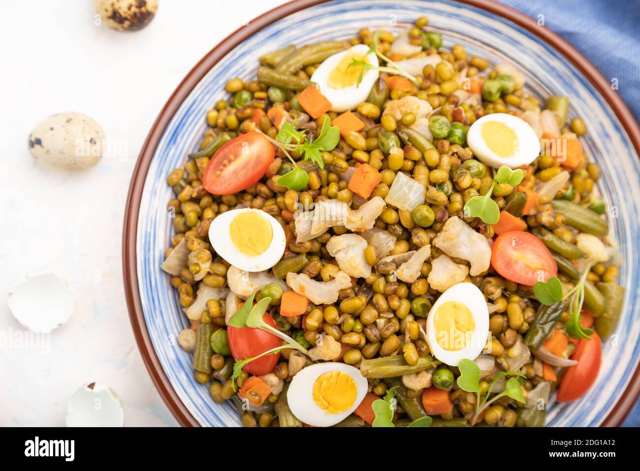 Bouillie de haricots mung avec œufs de caille, tomates et pousses ...