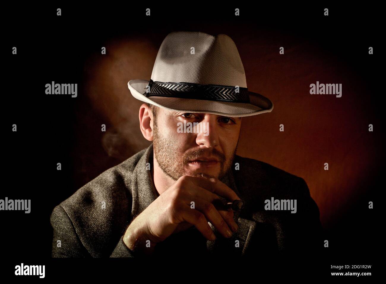 Young gangster hat smoking cigar Banque de photographies et d’images à ...