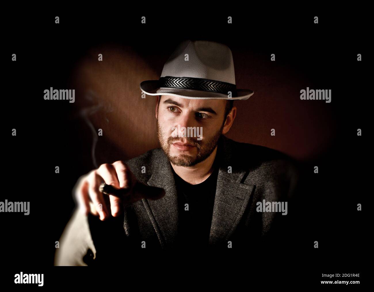 Young gangster hat smoking cigar Banque de photographies et d’images à ...