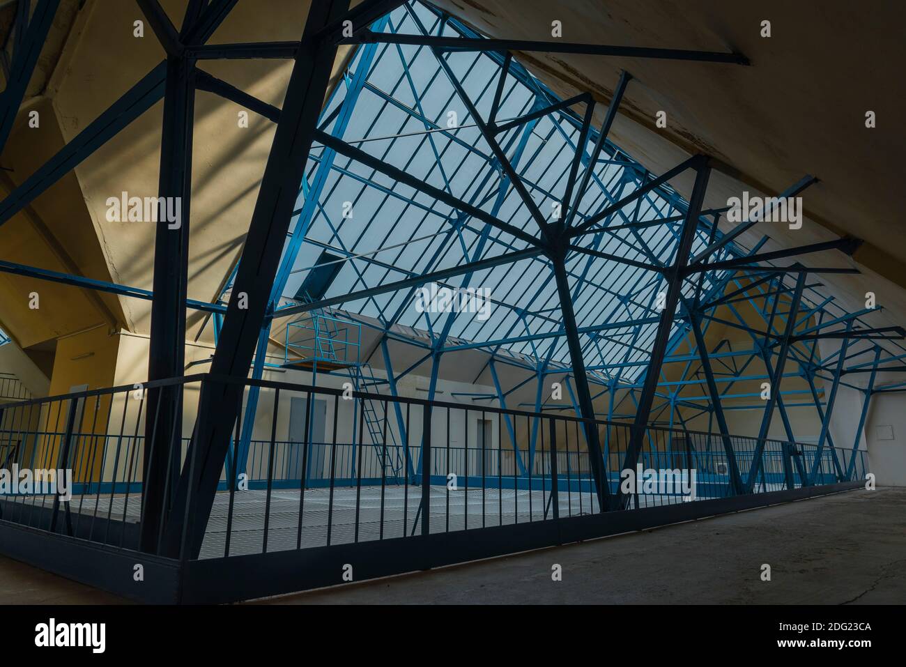Une structure de toit en acier, une structure de toit en acier, UNE ...