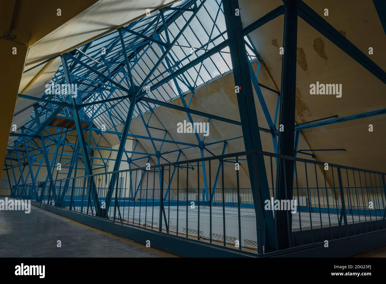 Une structure de toit en acier, une structure de toit en acier, UNE ...