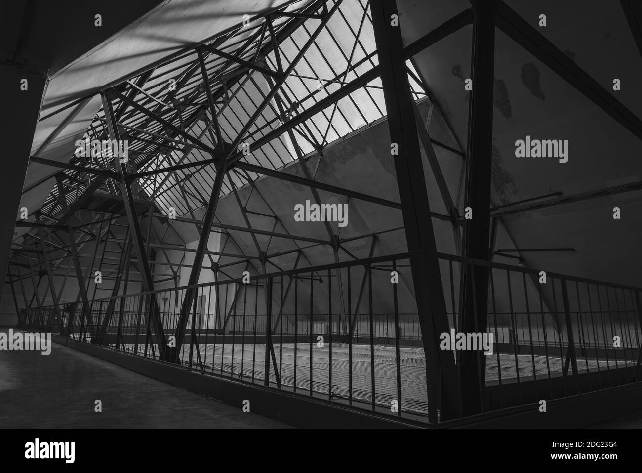 Une structure de toit en acier, une structure de toit en acier, UNE ...