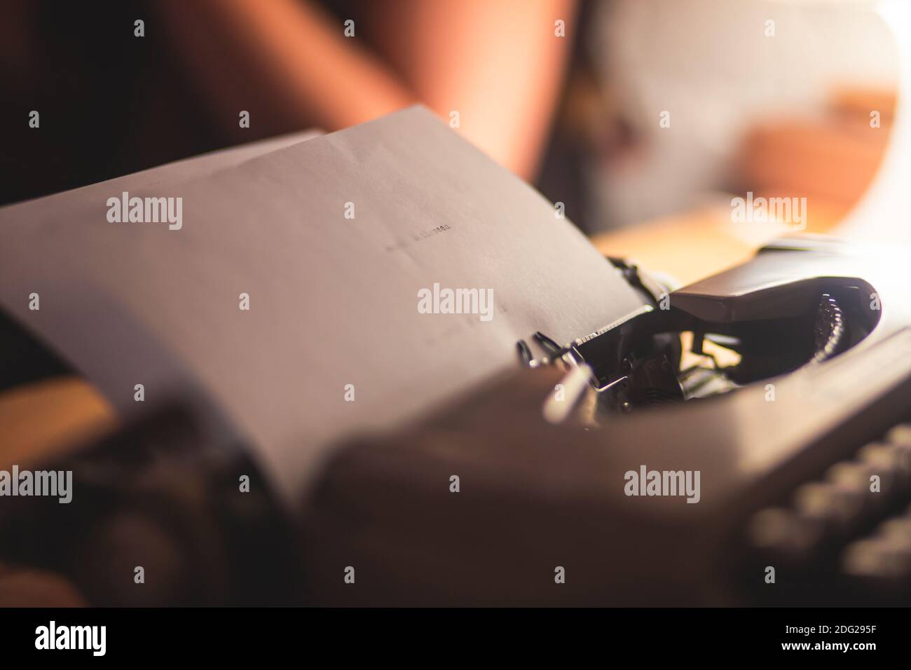 Processus d'écriture d'une lettre de texte sur une feuille de papier ...