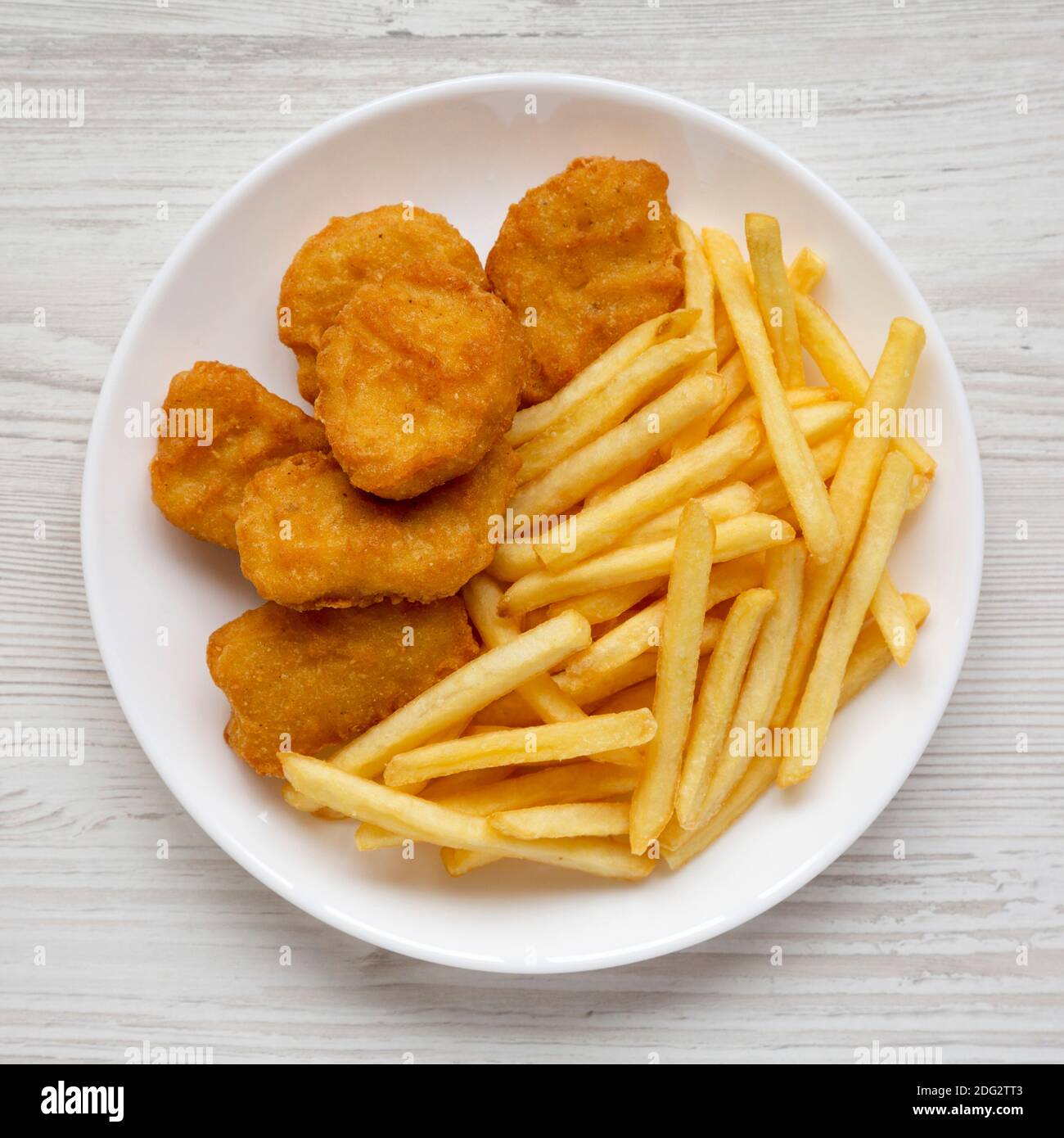 Fastfood savoureux: Nuggets de poulet et frites sur une assiette sur ...