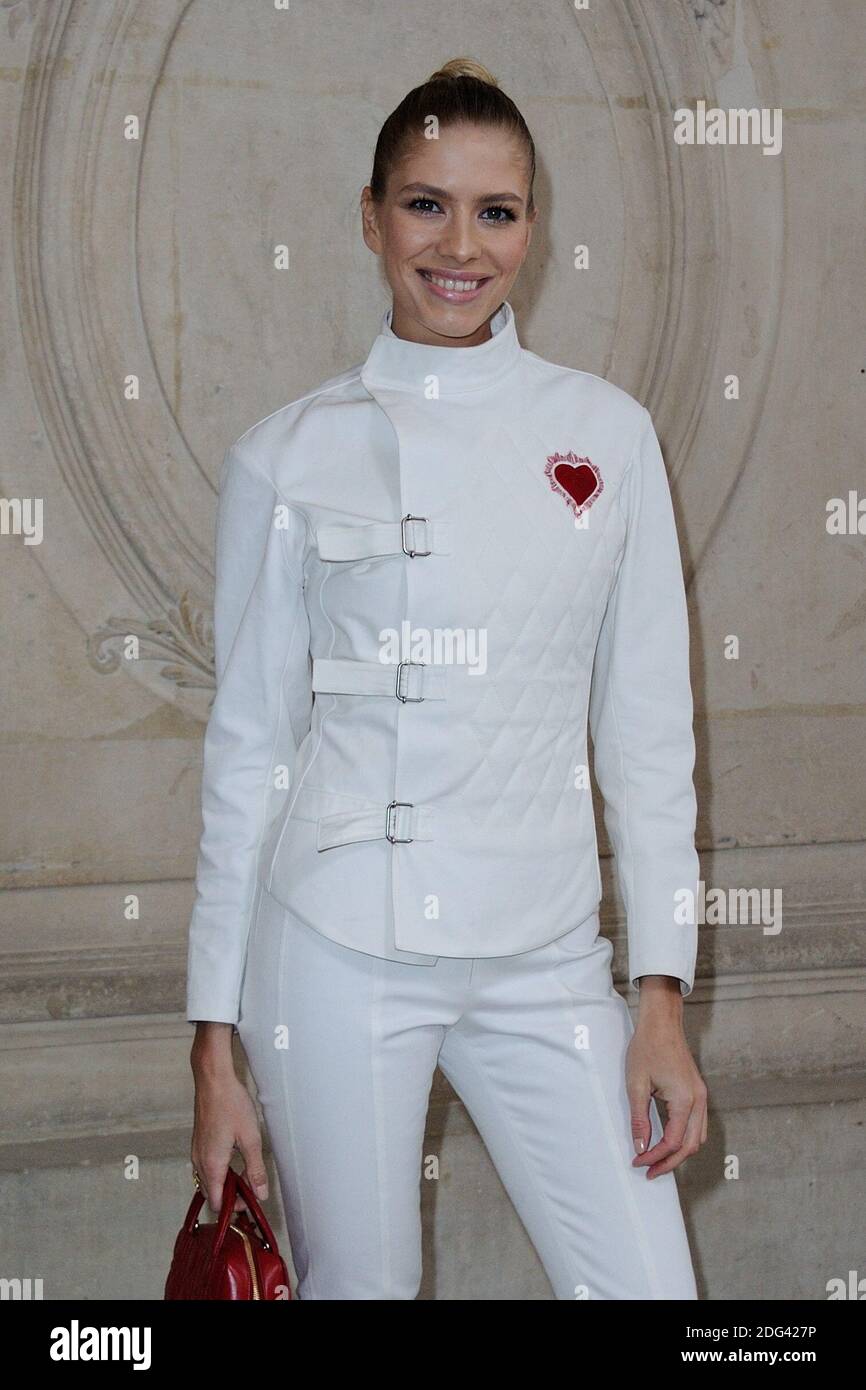 Elena Perminova assiste aux spectacles du printemps 2017 de Christian ...