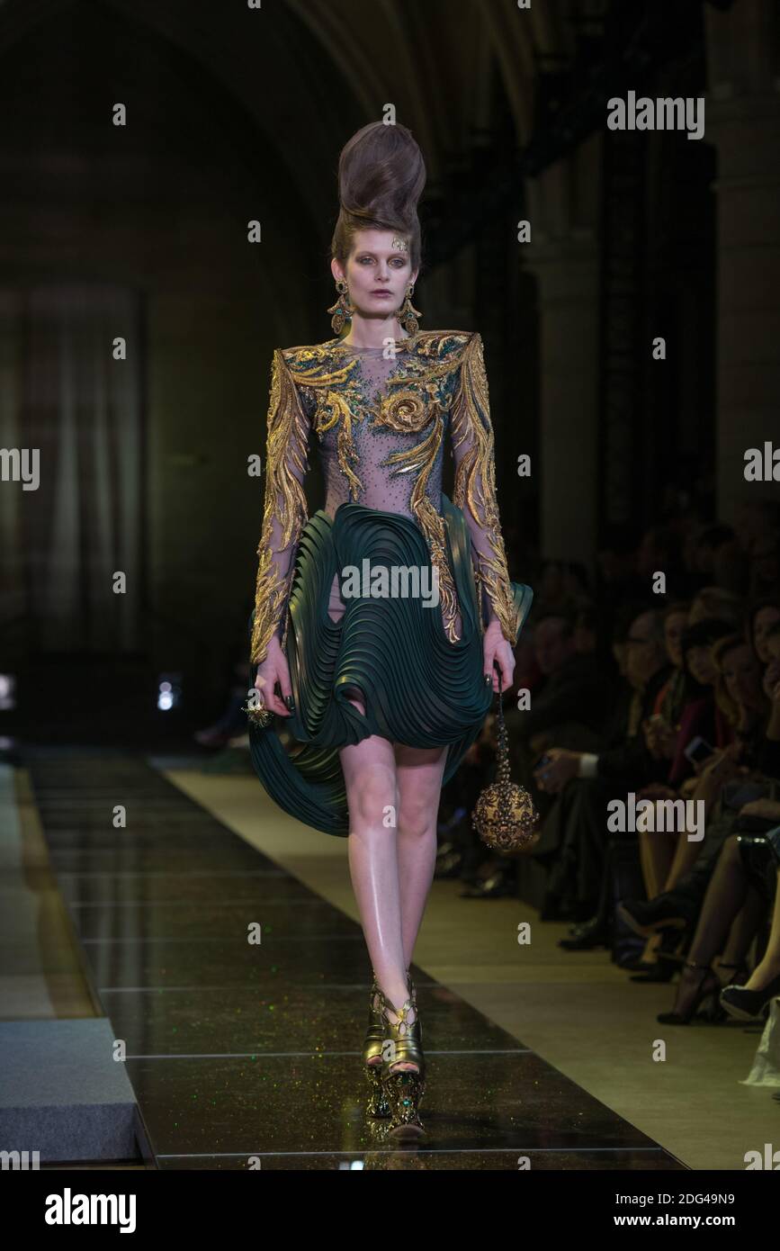 Un modèle marche sur la piste lors du spectacle du printemps 2017 de ...