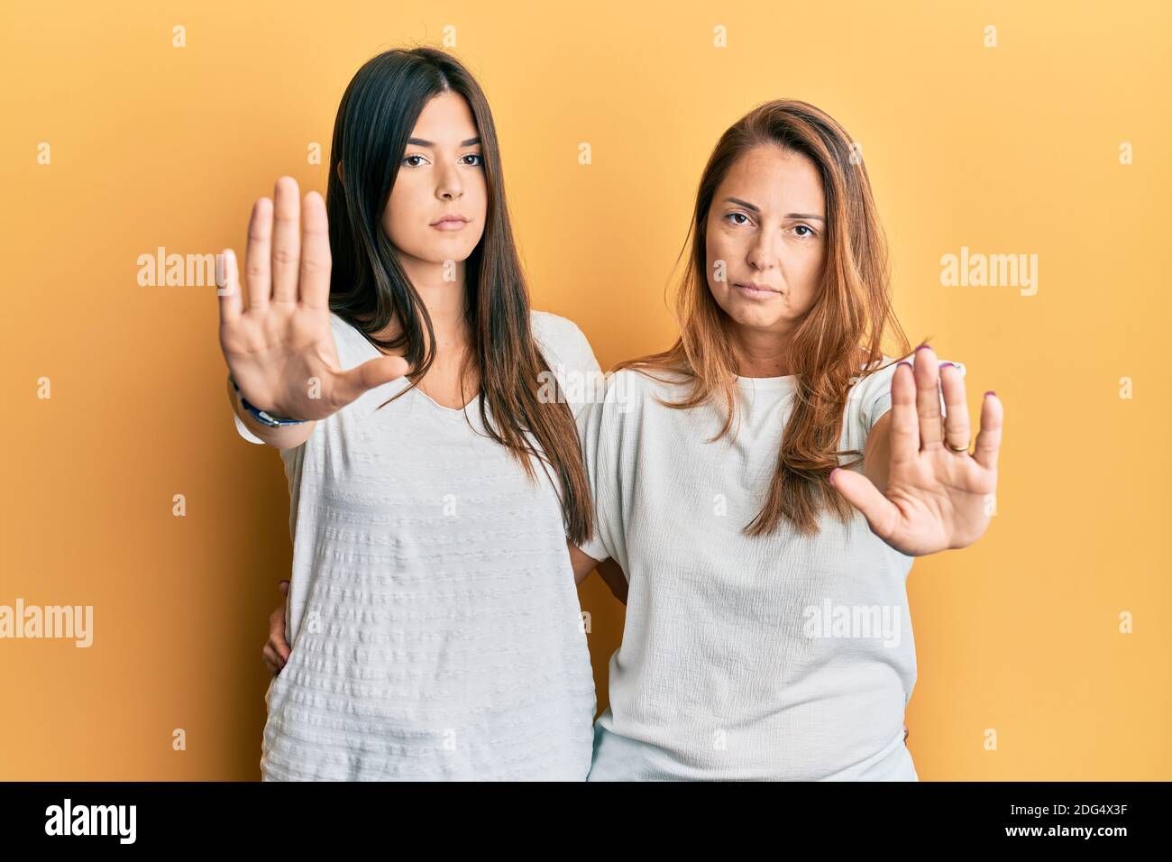 Famille hispanique de la mère et de la fille portant une chemise ...