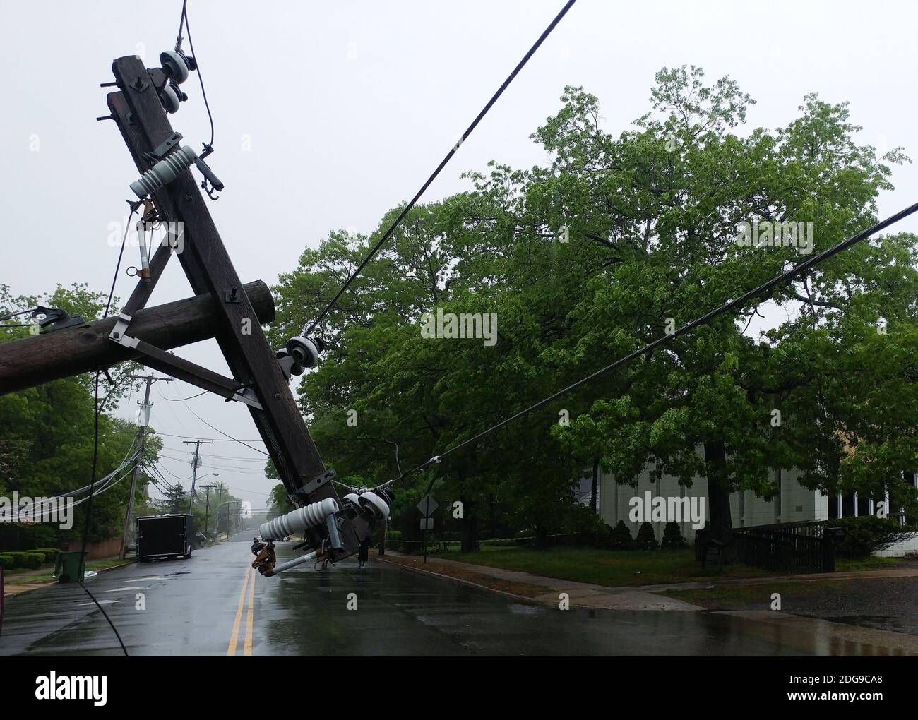 La tempête a causé de graves dommages aux poteaux électriques tombant ...