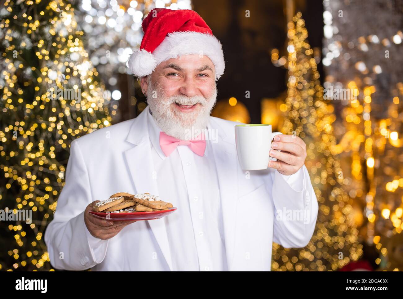 santa grandpa boire du lait et manger des biscuits de noël. pour le ...