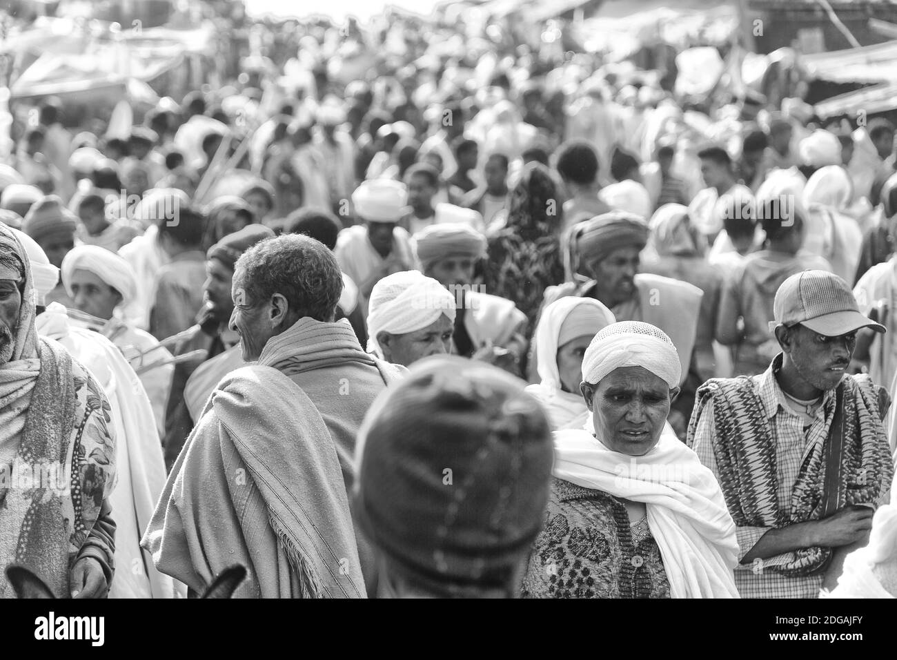 Foule En Prière Banque d'images noir et blanc - Alamy